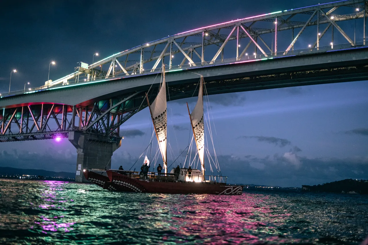 Waka Hourua sails under the Harbour Bridge